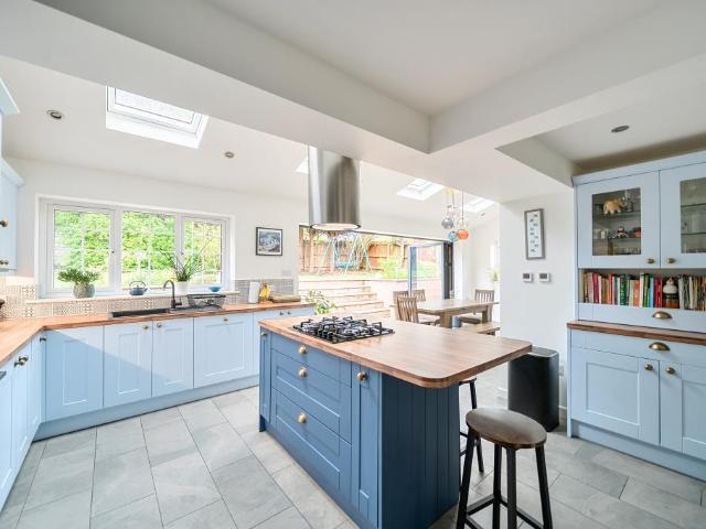 6 bedroom detached house for sale