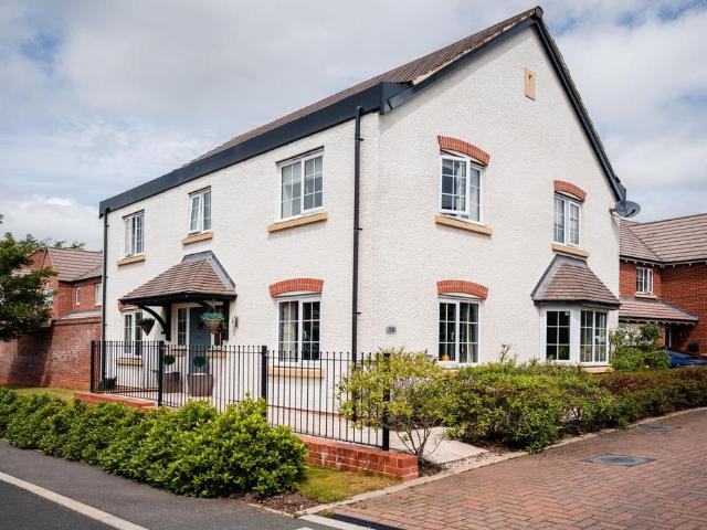 6 bedroom detached house for sale