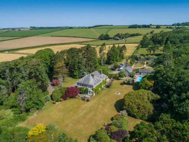 6 bedroom detached house for sale