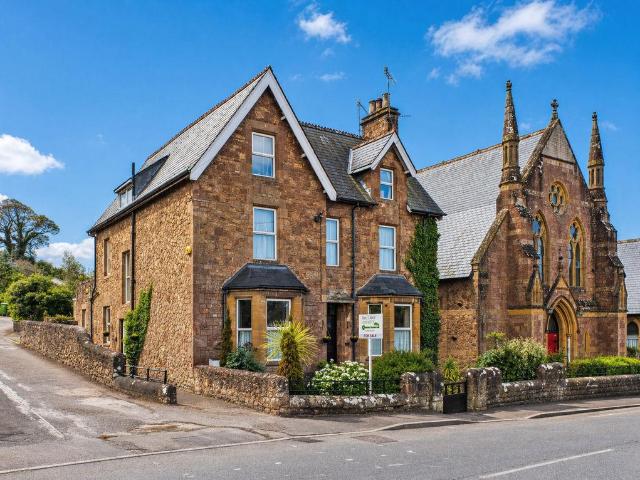 6 bedroom detached house for sale