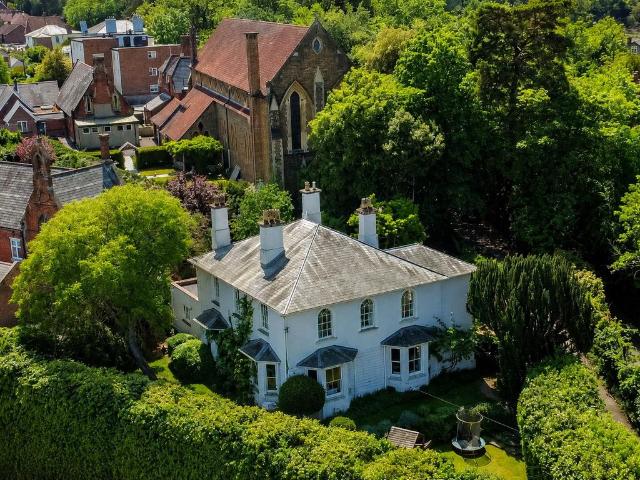 6 bedroom detached house for sale