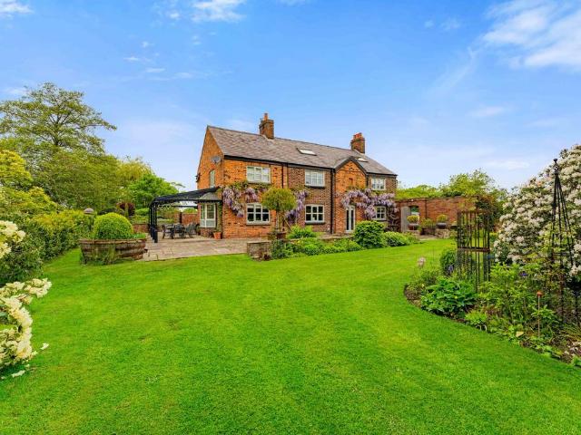 6 bedroom detached house for sale