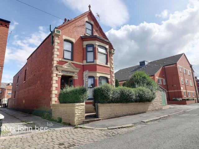 6 bedroom detached house for sale