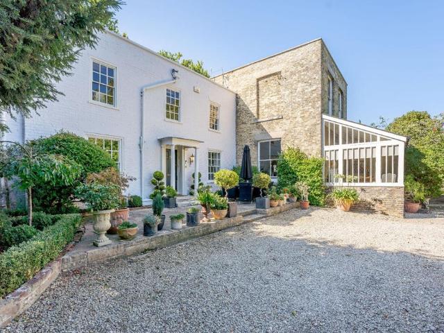 6 bedroom detached house for sale
