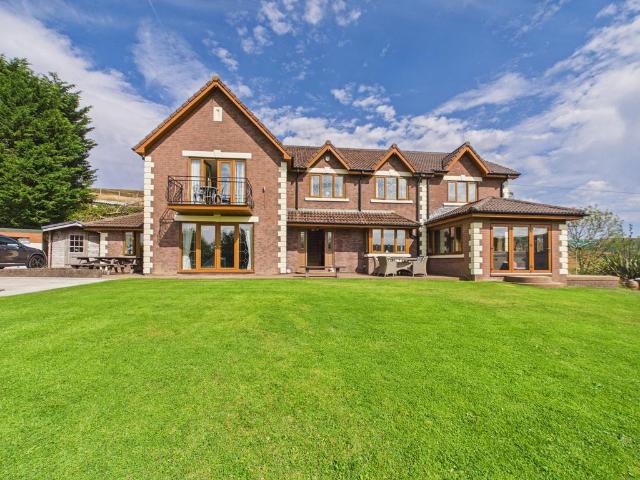 6 bedroom detached house for sale