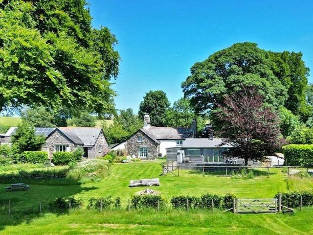 6 bedroom detached house for sale