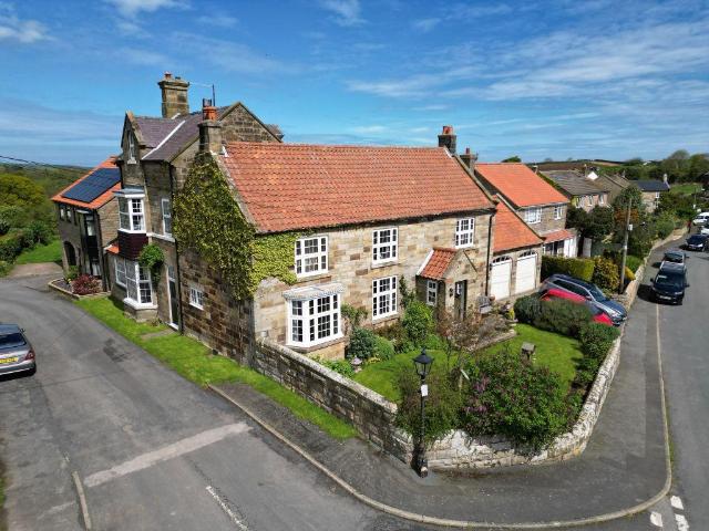6 bedroom detached house for sale