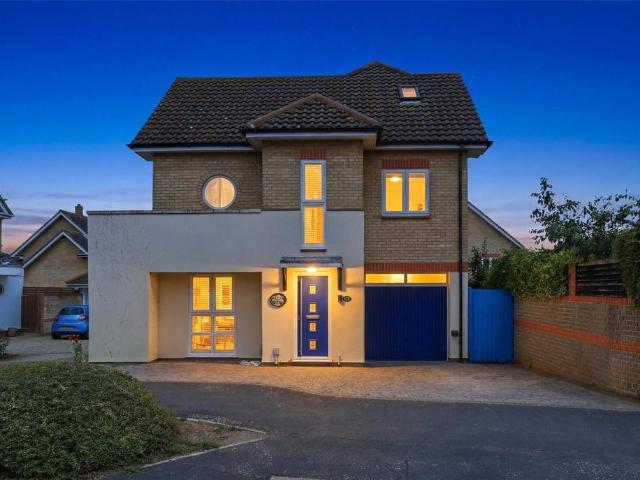 6 bedroom detached house for sale