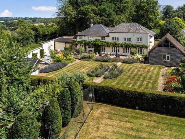 6 bedroom detached house for sale