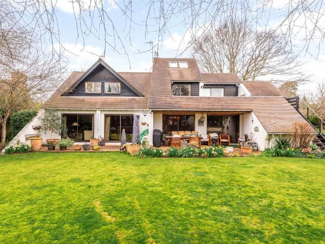 6 bedroom detached house for sale