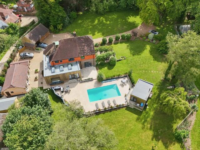 6 bedroom detached house for sale