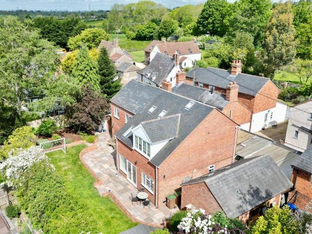 6 bedroom detached house for sale