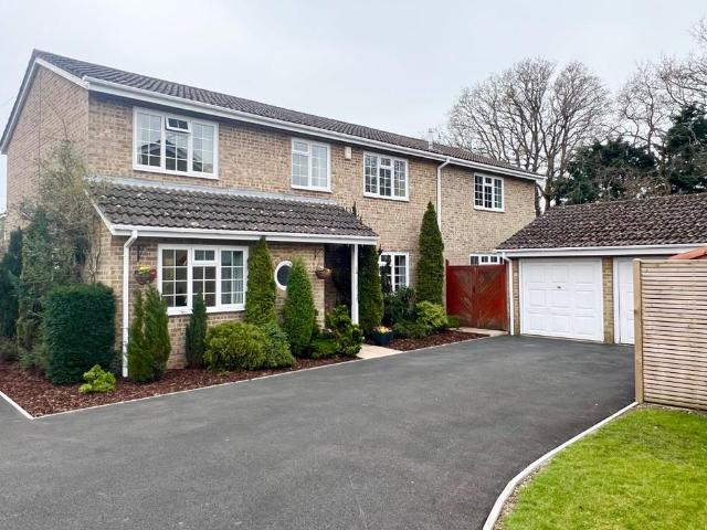 6 bedroom detached house for sale