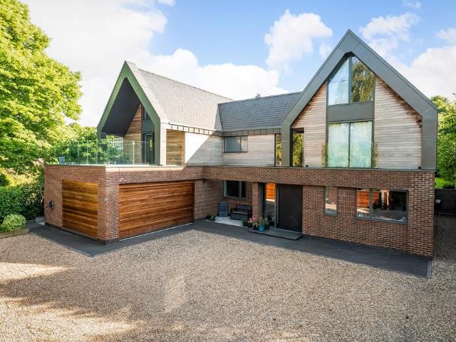 6 bedroom detached house for sale