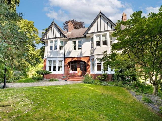 6 bedroom detached house for sale