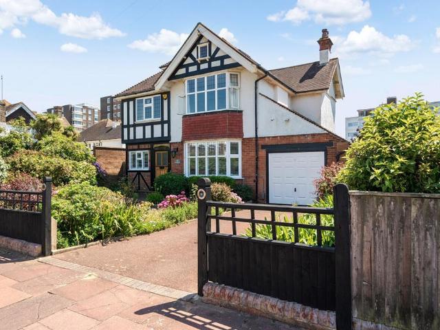 6 bedroom detached house for sale