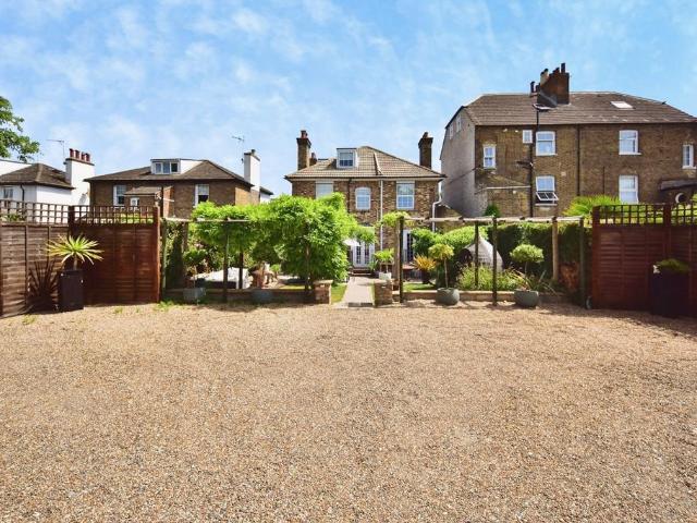 6 bedroom detached house for sale