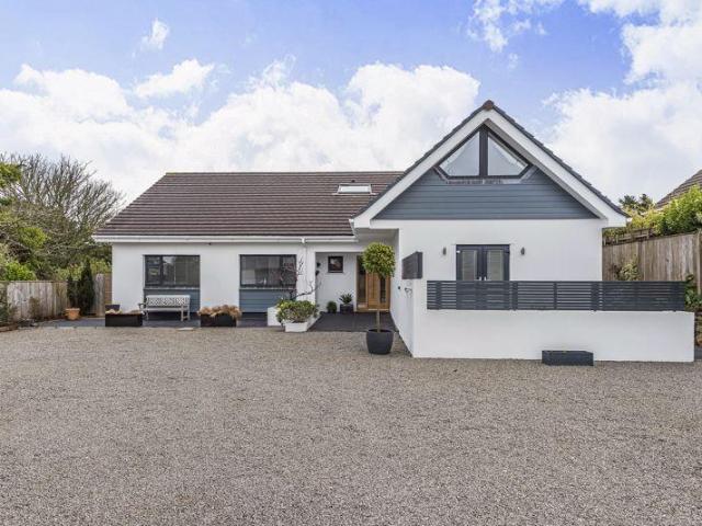 6 bedroom detached house for sale