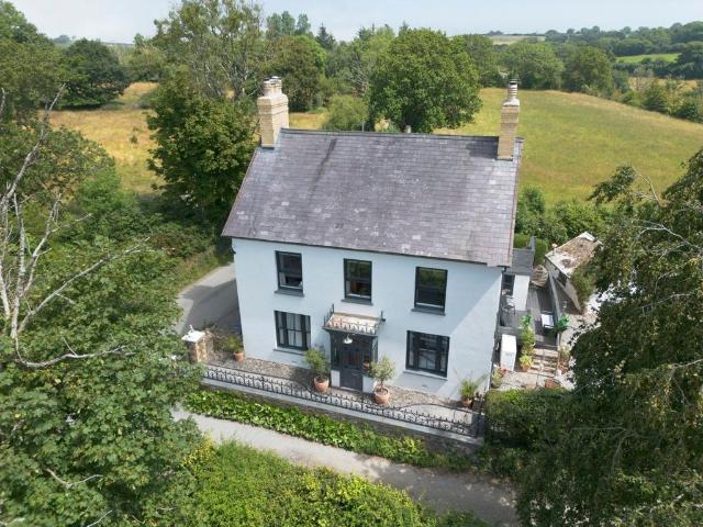 6 bedroom detached house for sale