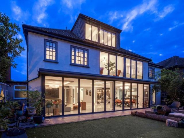 6 bedroom detached house for sale