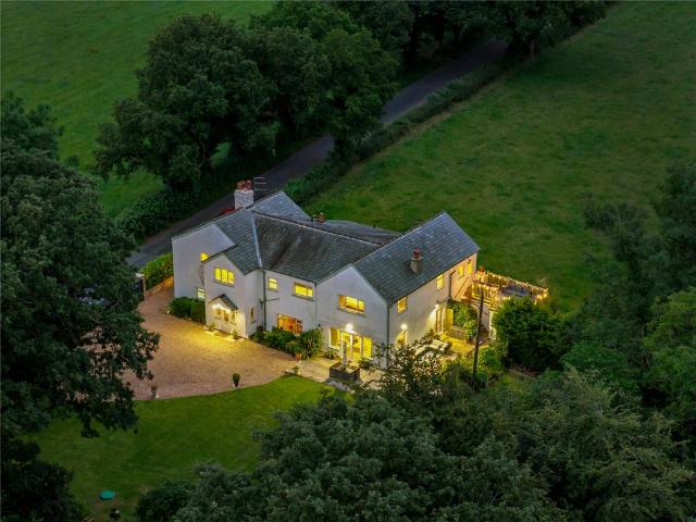 6 bedroom detached house for sale