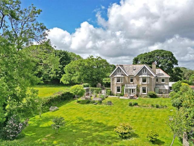 6 bedroom detached house for sale