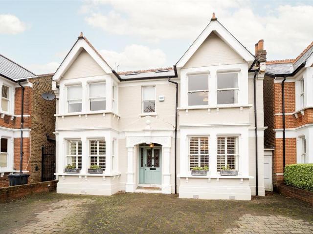 6 bedroom detached house for sale