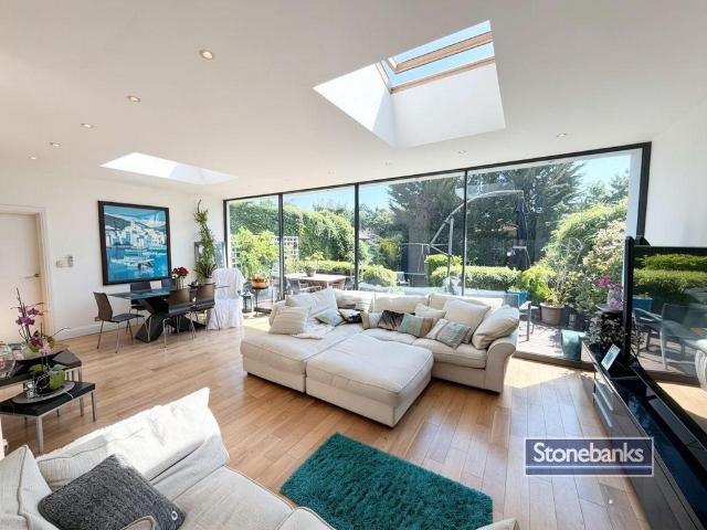 6 bedroom detached house for sale