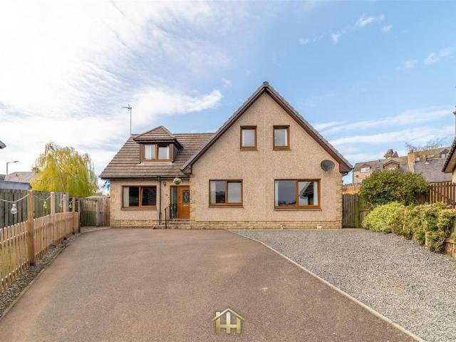 6 bedroom detached house for sale