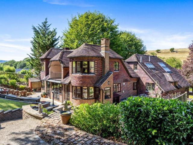 6 bedroom detached house for sale