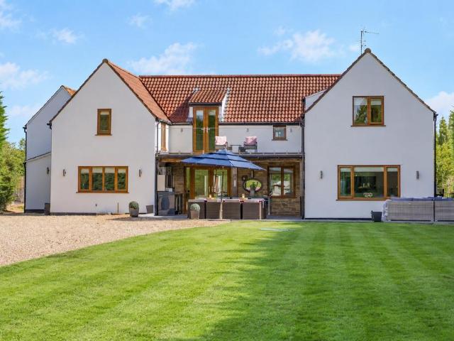 6 bedroom detached house for sale