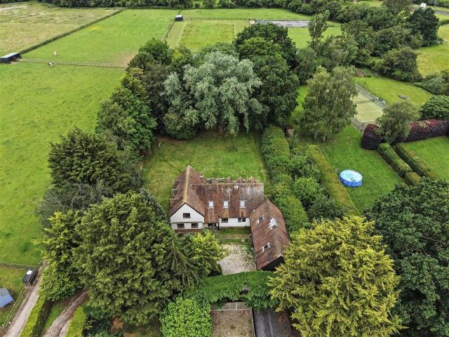 6 bedroom detached house for sale