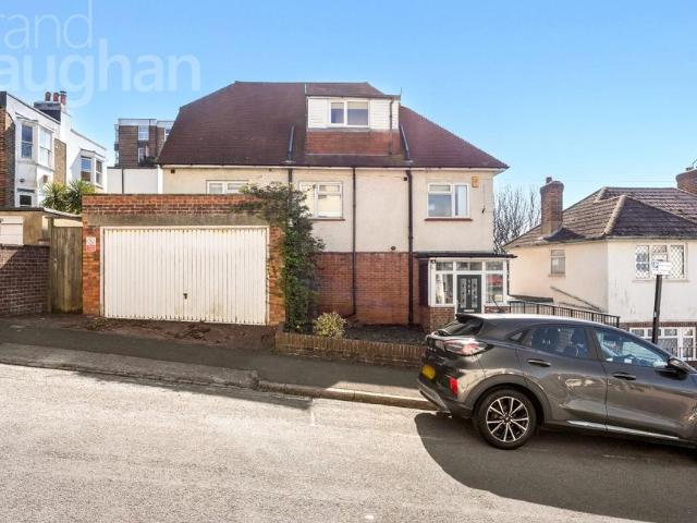 6 bedroom detached house for sale