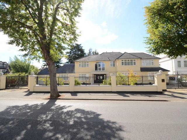 6 bedroom detached house for sale