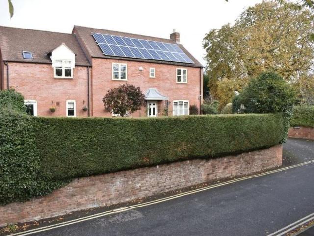 6 bedroom detached house for sale