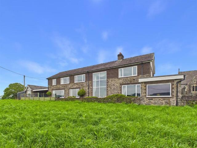 6 bedroom detached house for sale
