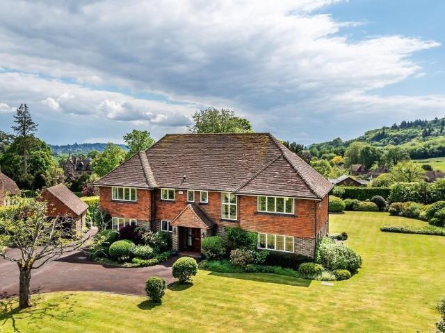 6 bedroom detached house for sale
