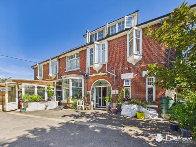 6 bedroom detached house for sale