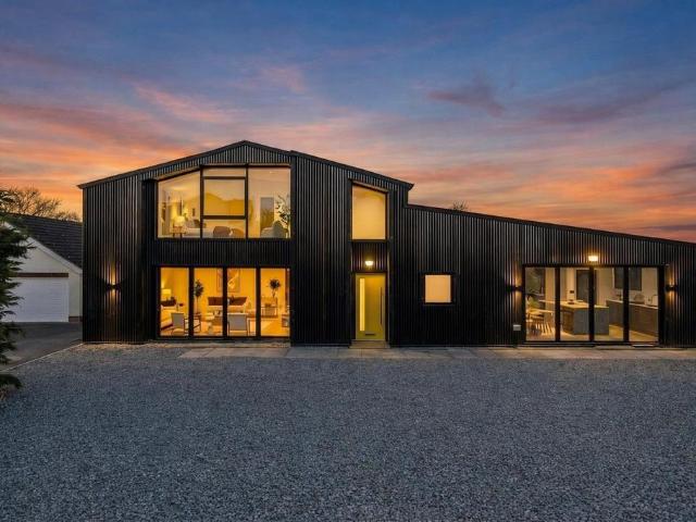 6 bedroom detached house for sale