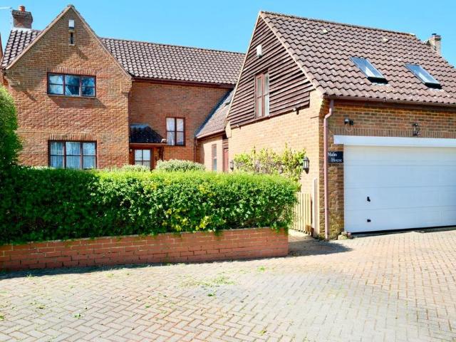 6 bedroom detached house for sale