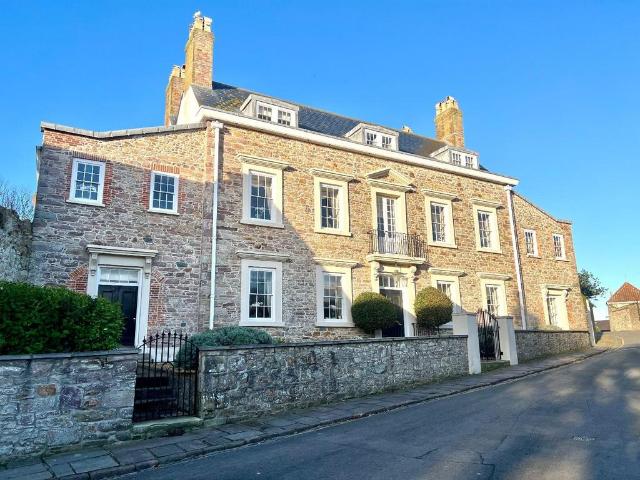 6 bedroom detached house for sale