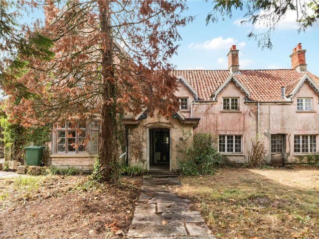 6 bedroom detached house for sale