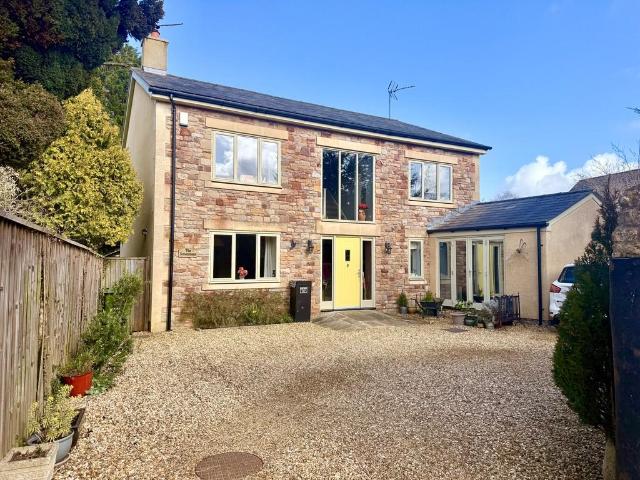 6 bedroom detached house for sale