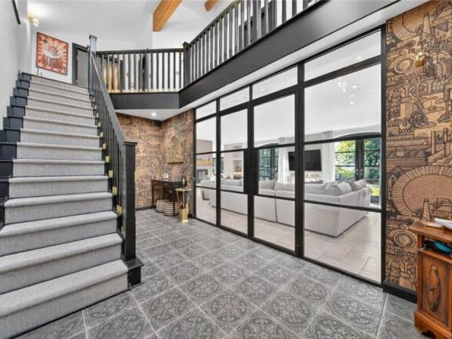 6 bedroom detached house for sale in Cliffe Drive, Rawdon, Leeds, West Yorkshire, LS19