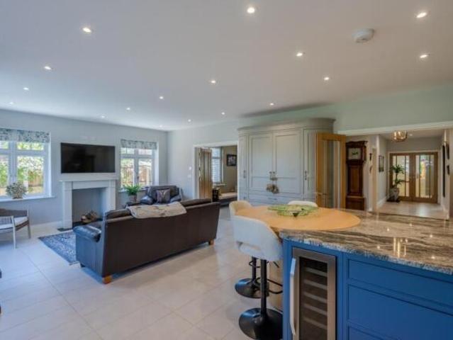 6 bedroom detached house for sale in Cringleford, NR4