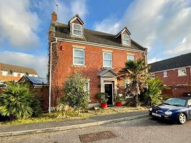 6 bedroom detached house for sale in Antigua Close Eastbourne East Sussex BN23