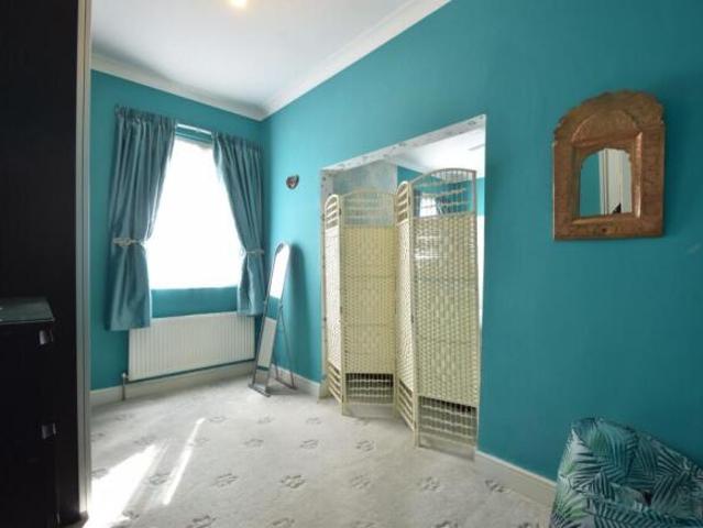 6 bedroom detached house for sale in Arundel Road, Luton, Bedfordshire, LU4 8DY, LU4
