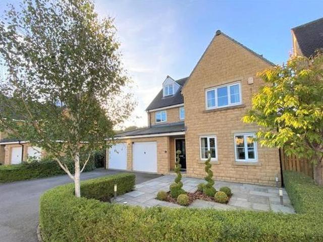 6 bedroom detached house for sale in Aspen Grove Northowram Halifax HX3