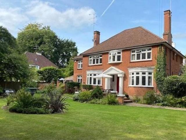 6 bedroom detached house for sale in Avenue Road Farnborough GU14