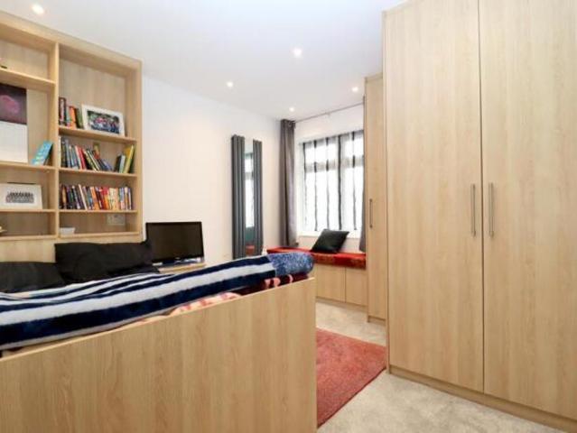 6 bedroom detached house for sale in Barton Road, Luton, LU3